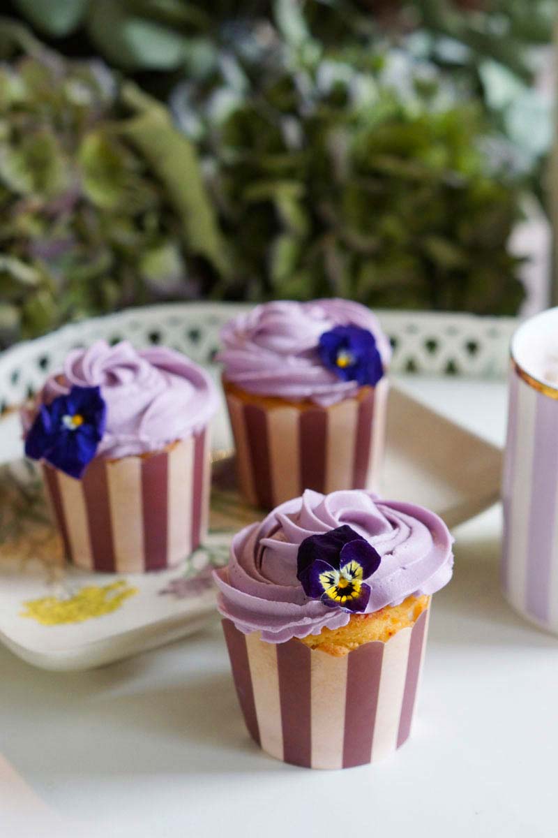 Cupcakes de violetas con pétalos - Cupcakes y Brownies - La Petite Cuisine